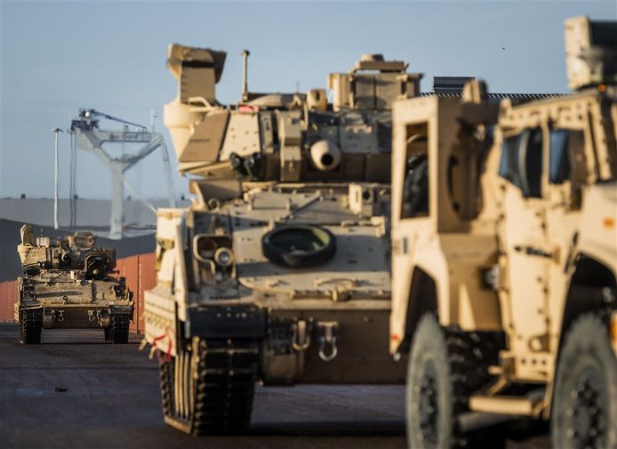 Amerikaans spektakel: leger is begonnen met uitladen van 1275 tanks in ...