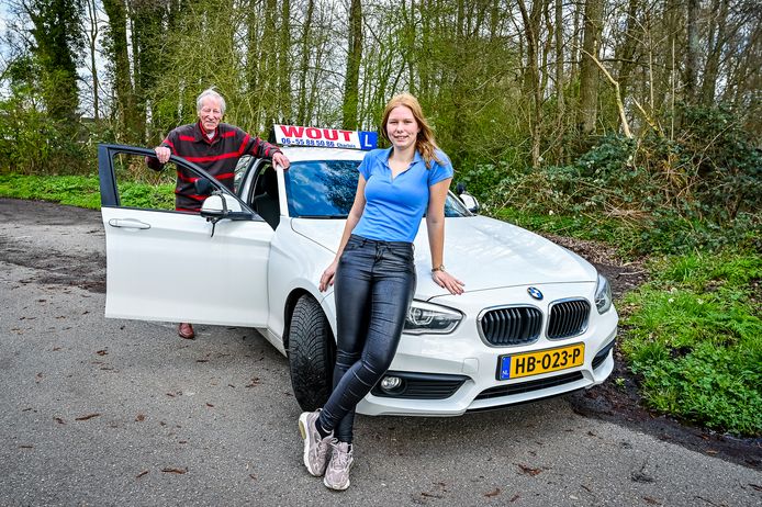 Rijles een dure grap? Niet voor Chalayne (18), die les krijgt van haar ...