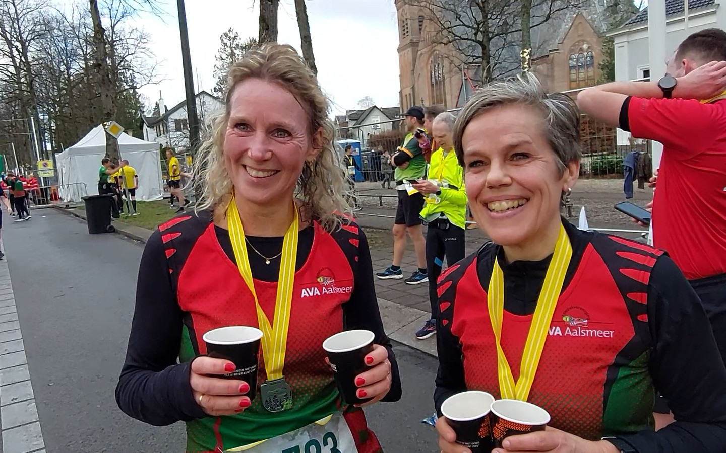 De laatste honderden meters van de Midwinter Marathon op de Apeldoornse ...