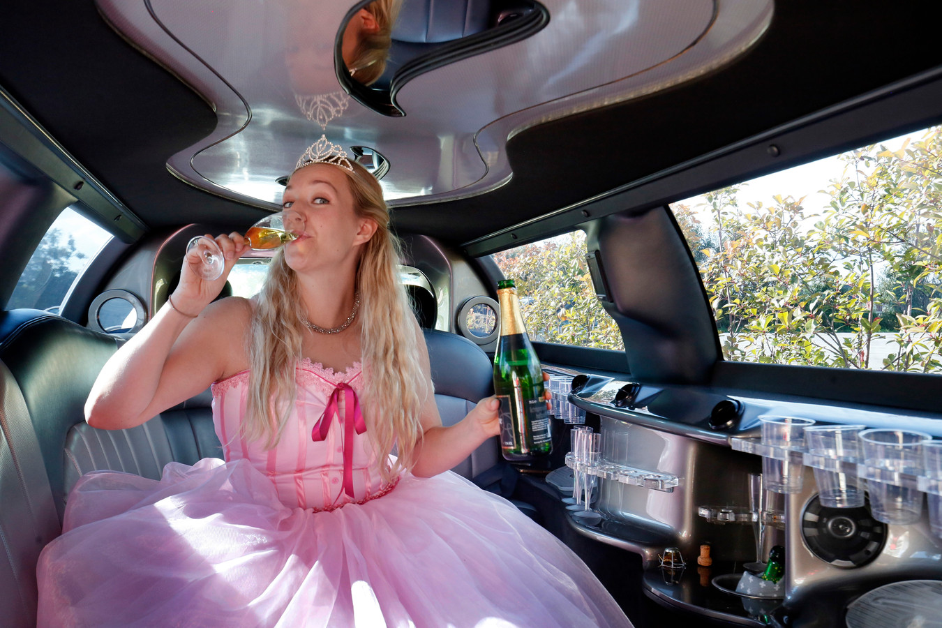 Privéchauffeur, personal shopper en naar duur restaurant: Valerie leeft ... Privéchauffeur, personal shopper en naar duur restaurant: Valerie leeft ...