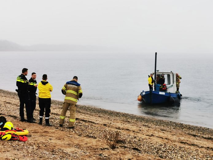 Hond zat vast, brandweer ontdekt groot visnet in Putmanskrib bij Herwen ...
