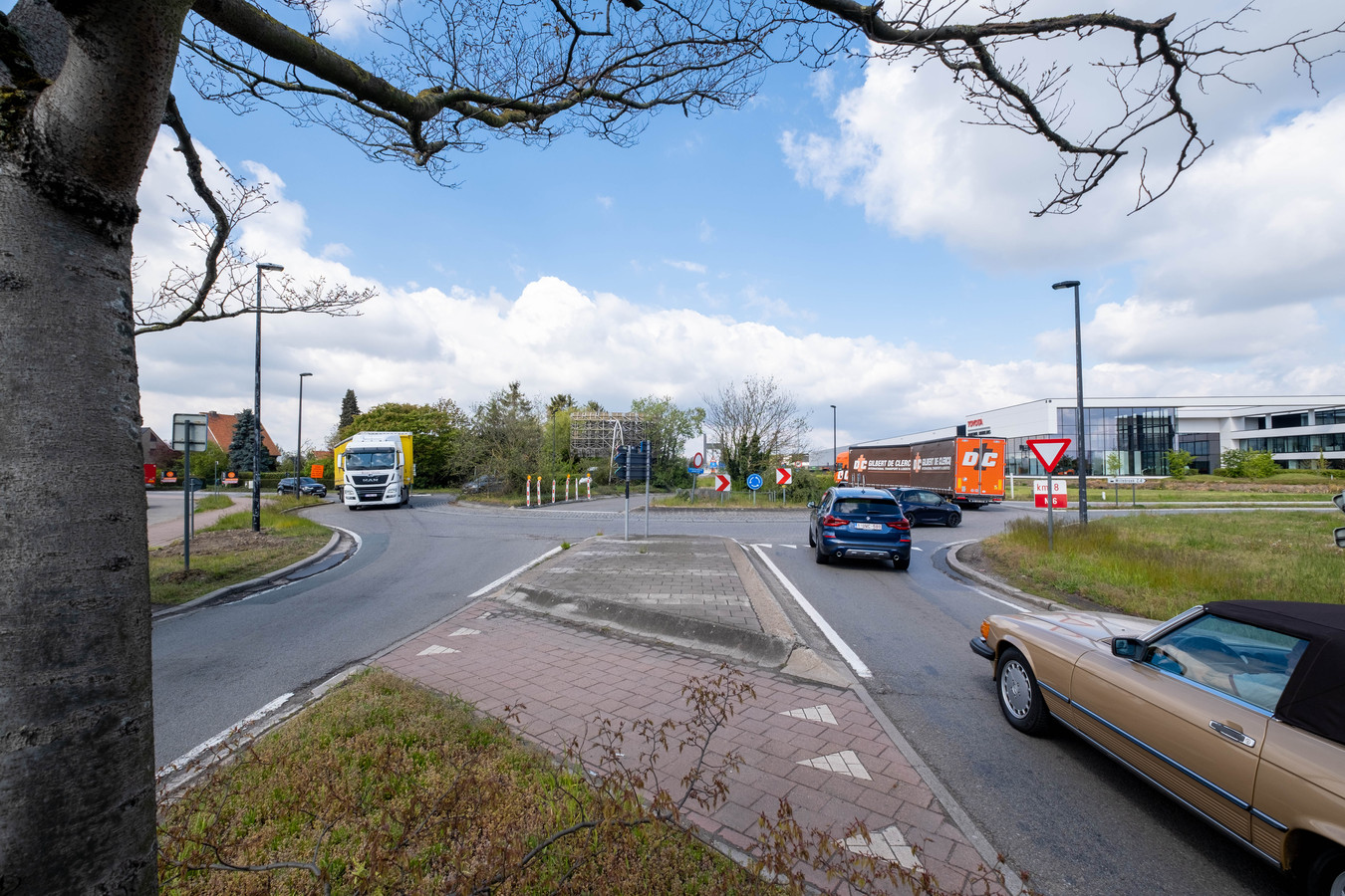 Rotonde maakt plaats voor kruispunt met lichten: “Willen verkeer ...