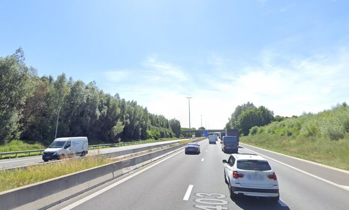 Twee rijstroken versperd op E403 in Wevelgem door kop-staartbotsing | Wevelgem | hln.be
