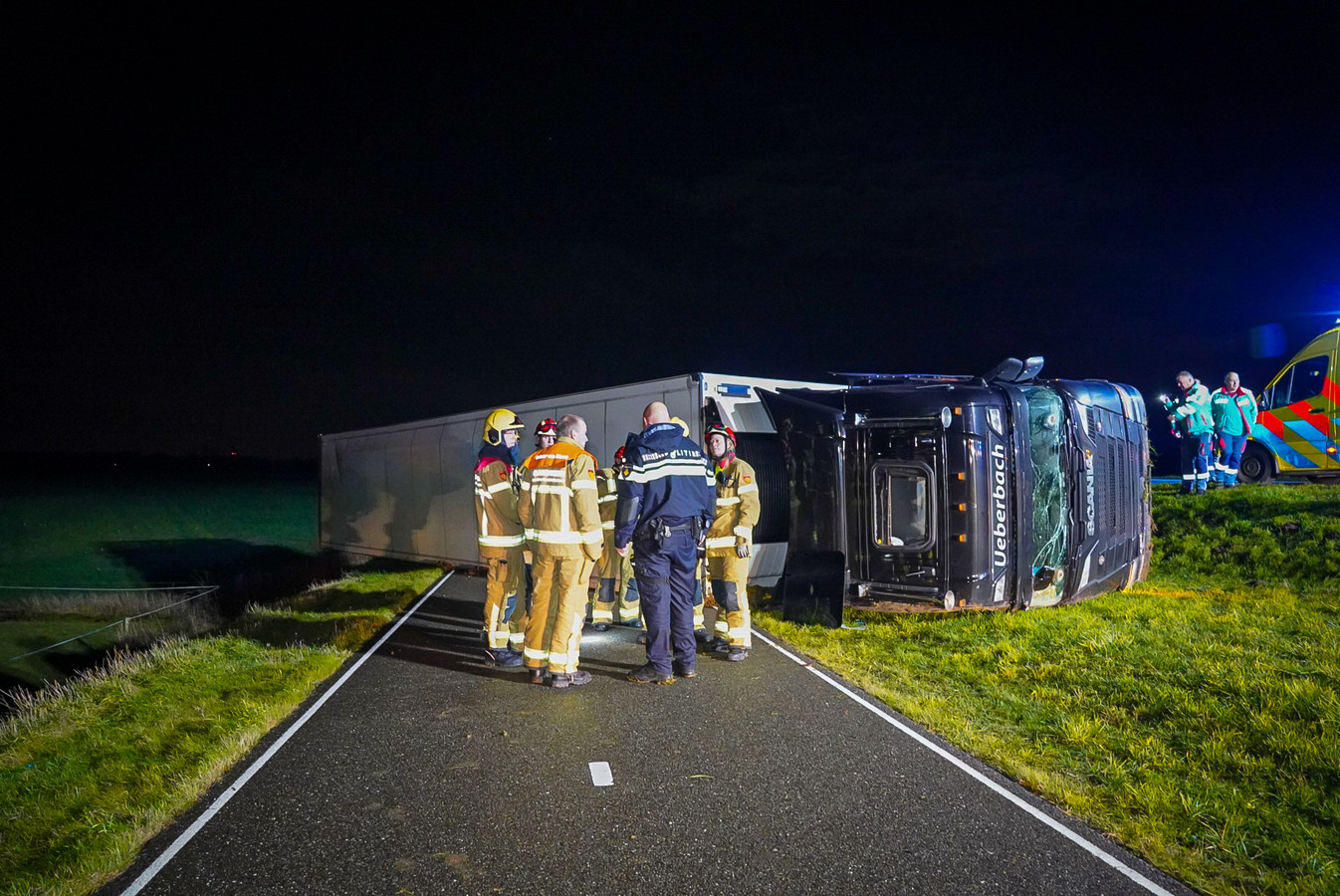Gekantelde vrachtwagen zorgt voor hinder op N314 bij Zutphen: berging ... Gekantelde vrachtwagen zorgt voor hinder op N314 bij Zutphen: berging ...