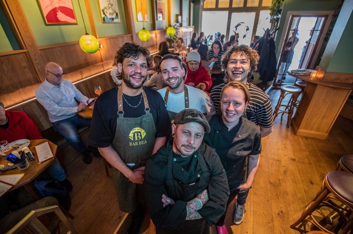 Bar Bea brengt ode aan ‘Queen B’ en is hofleverancier van gezelligheid ...