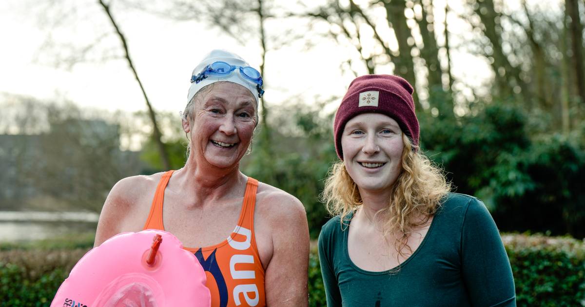 Inge en Britt imponeren op WK ijszwemmen in Polen: ‘Soms is het alsof ...