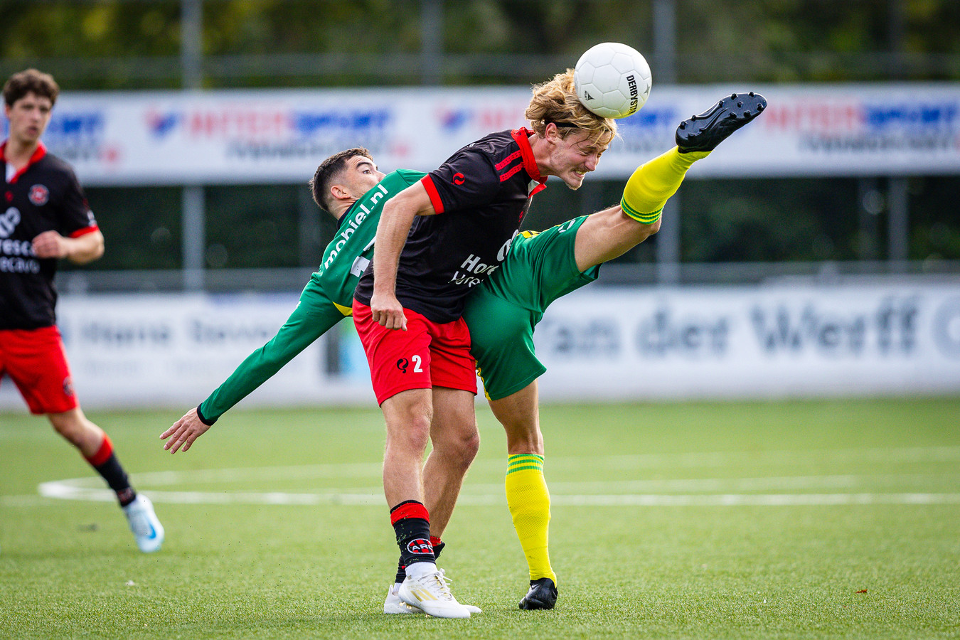 Scheidsrechter in de file en kelderklasser krijgt vier rode kaarten ...