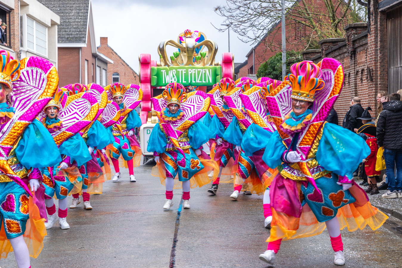 Moerzeke carnaval schot in de roos, massa volk langs de kant | Foto ...