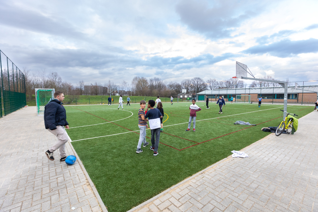 ZIEN. Hasselt huldigt vernieuwd sportplein in aan Alverberg | Foto | hln.be