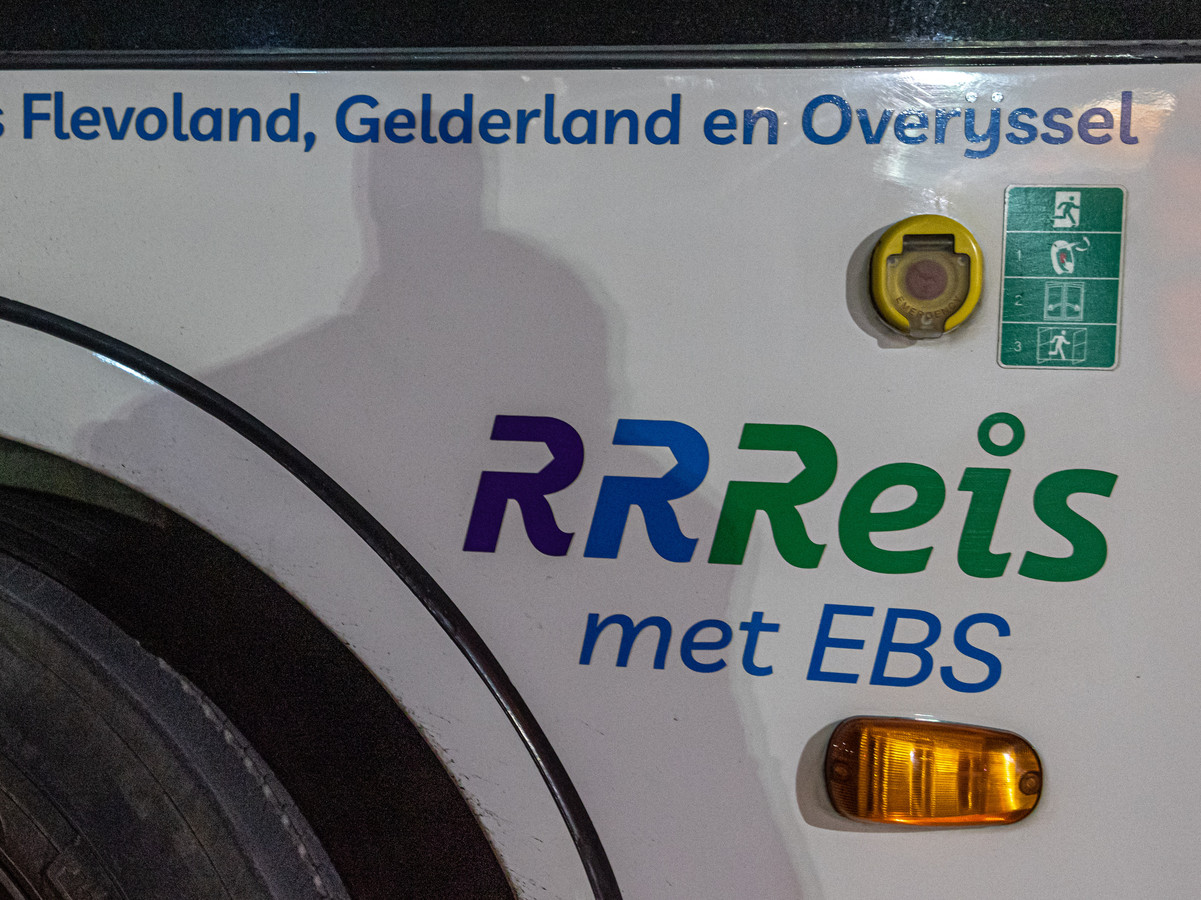 Schokkend beeld van problemen in busvervoer EBS: ‘Dit zijn geen aanloopproblemen meer’ | Foto ...