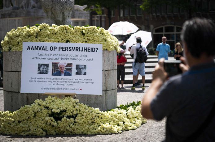 4.000 witte rozen op Dam in Amsterdam als steunbetuiging aan ...