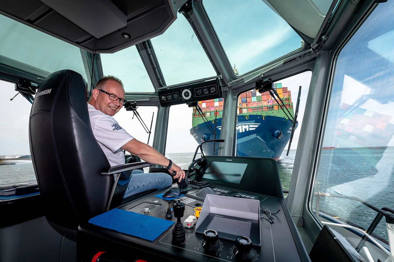Kapitein Kees (57) helpt grootste containerschip ter wereld veilig de ...