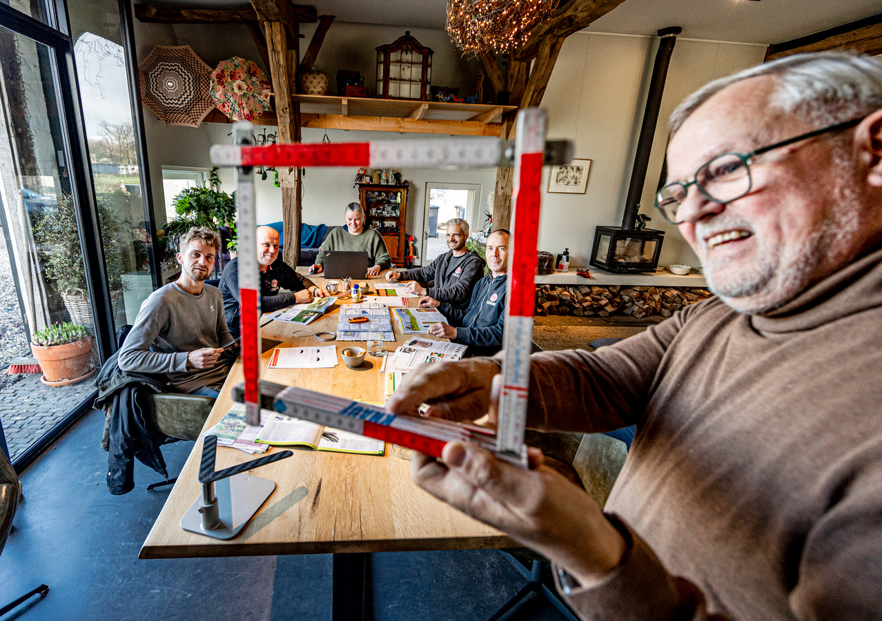 Een klein gat, dat is alles wat de wolf nodig heeft om bij het schaap ...