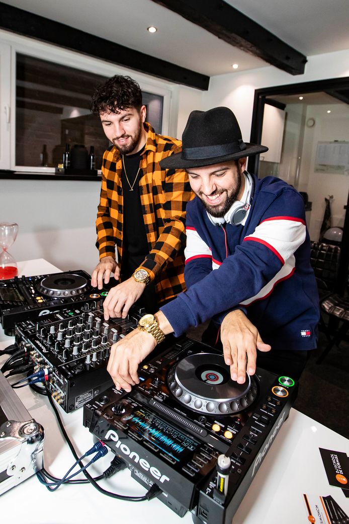Dj Bombastic en broer beginnen dj-school: ‘Als je maar een droom hebt ...