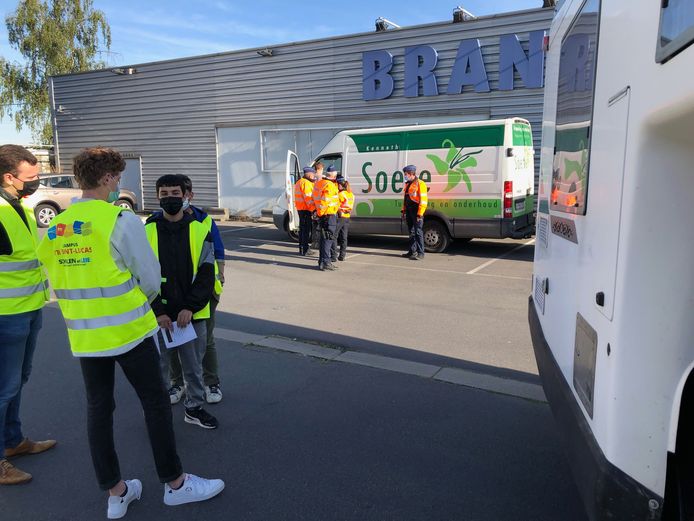 Zesdejaars VTI Menen zijn dagje rechterhand van de politie | Menen | hln.be