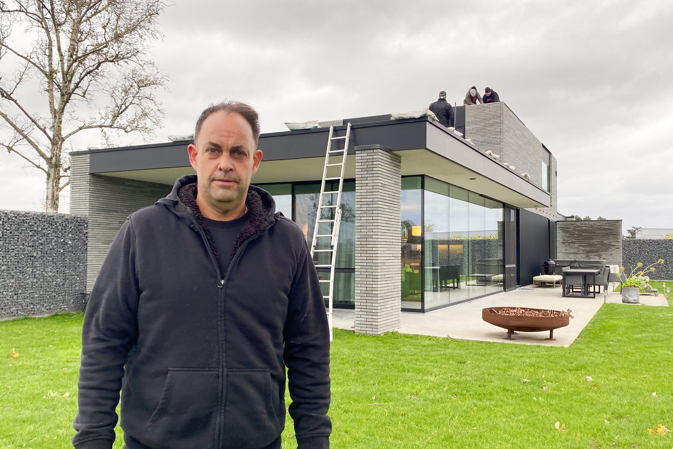 Indrukwekkende beelden tonen hoe stormwind dak van villa wegblaast: “We ...