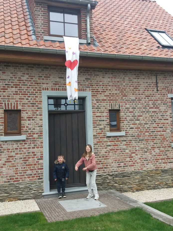 #mercivanuitmijnkot: Hang een wit laken uit je raam en applaudisseer ...