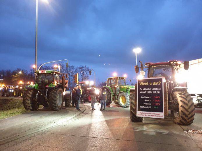 Boeren protesteren aan kruispunt bij distributiecentrum Delhaize in ...