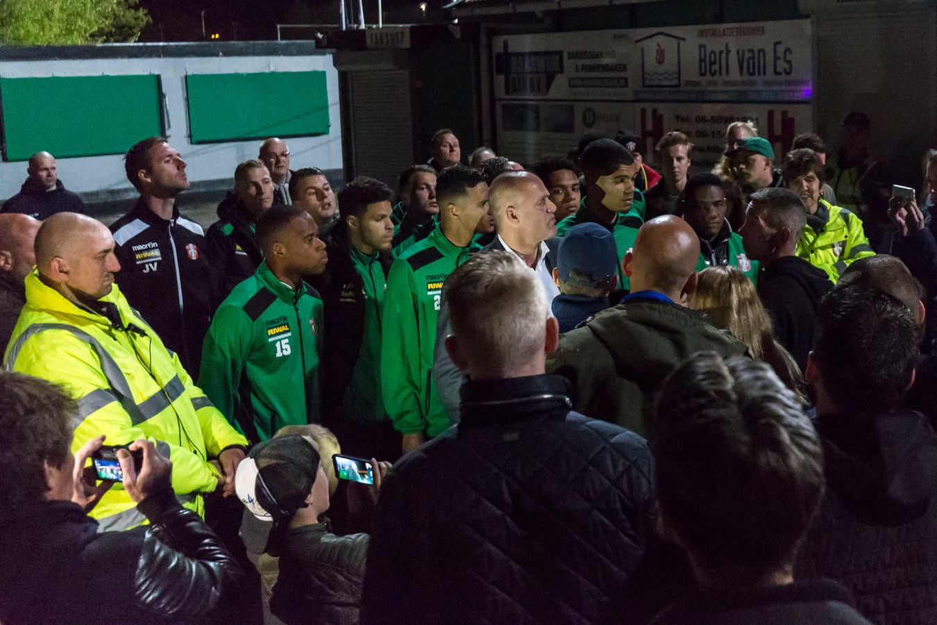 Marco Boogers maant FC Dordrecht-aanhang tot kalmte | Foto | AD.nl