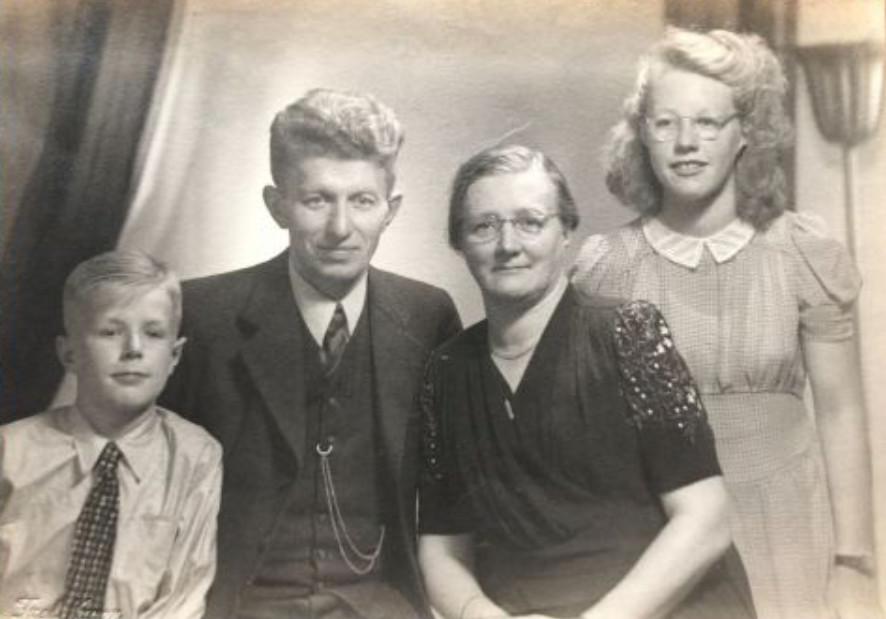 Als zoon van een geruchtmakende verzetsstrijder was dominee Jan Slomp ...