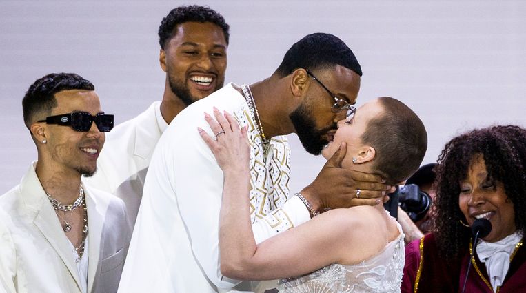 Anouk geeft tijdens concert haar jawoord aan Dominique (en dít zijn de ...