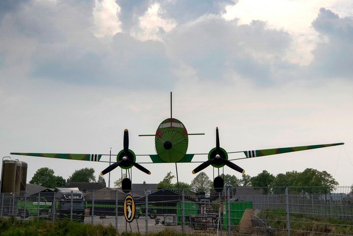 Dakota-vliegtuig van de A50 weer terug op plek waar die geschiedenis ...