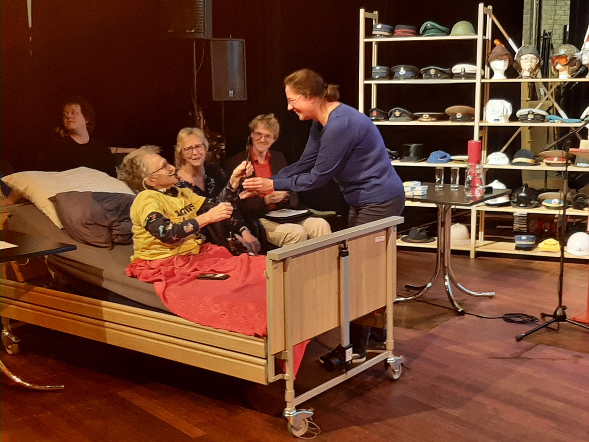 Doodzieke Jan Troost proost op zijn eigen uitvaart: ‘Leve het leven ...