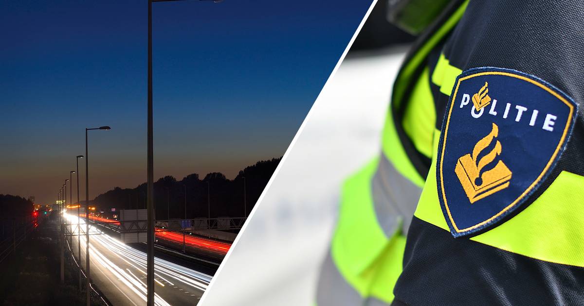 Bizar incident op de A50: persoon rent over de snelweg en klimt over ...