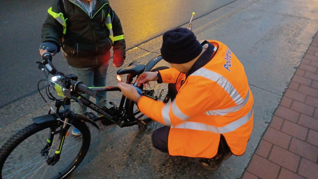 Politie laat jonge, onverlichte fietsers verkeersklassen volgen | Foto ...