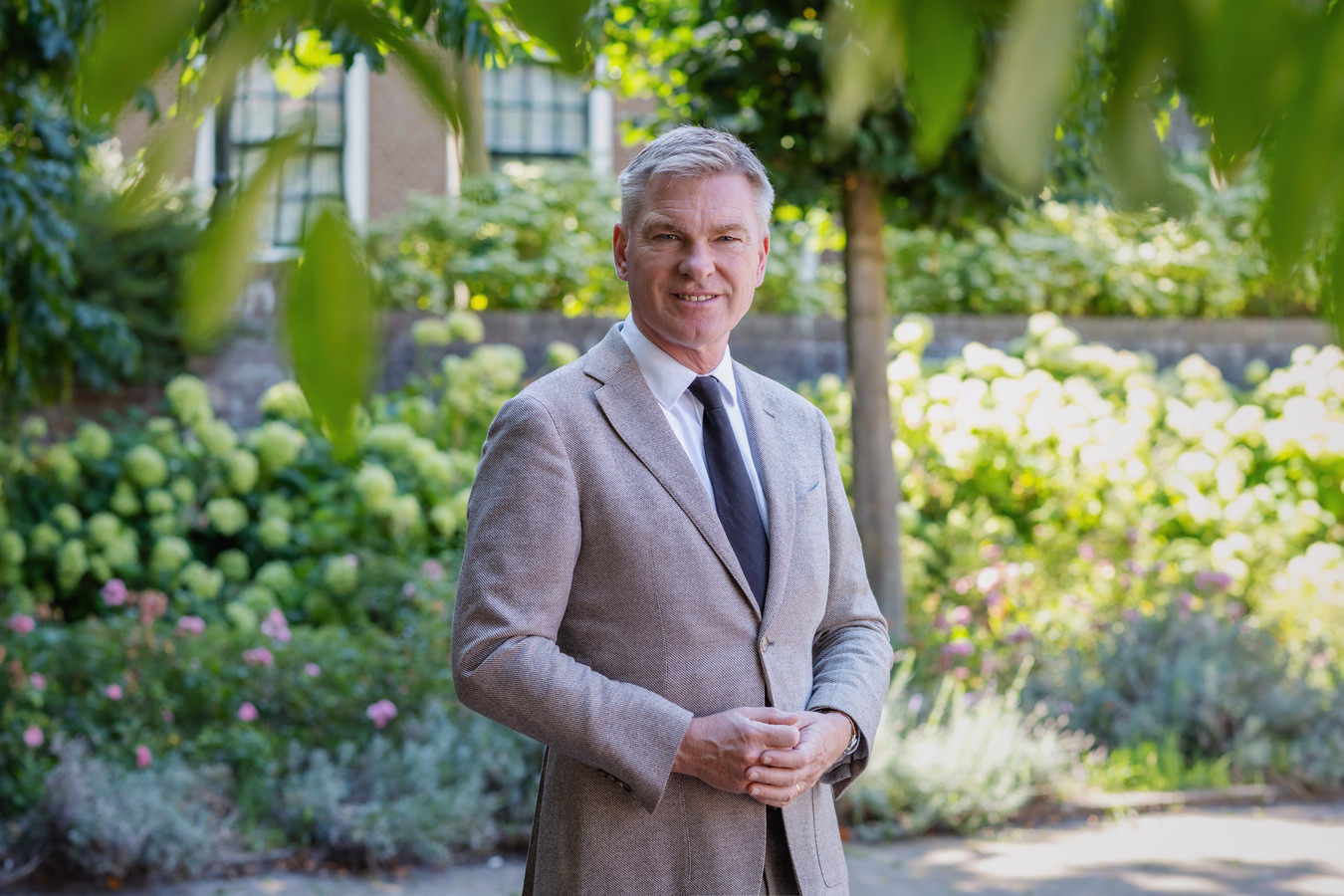 Midden in de ‘strijd’ duikt ineens kanariegele verkeersregelaar op: ‘De ...