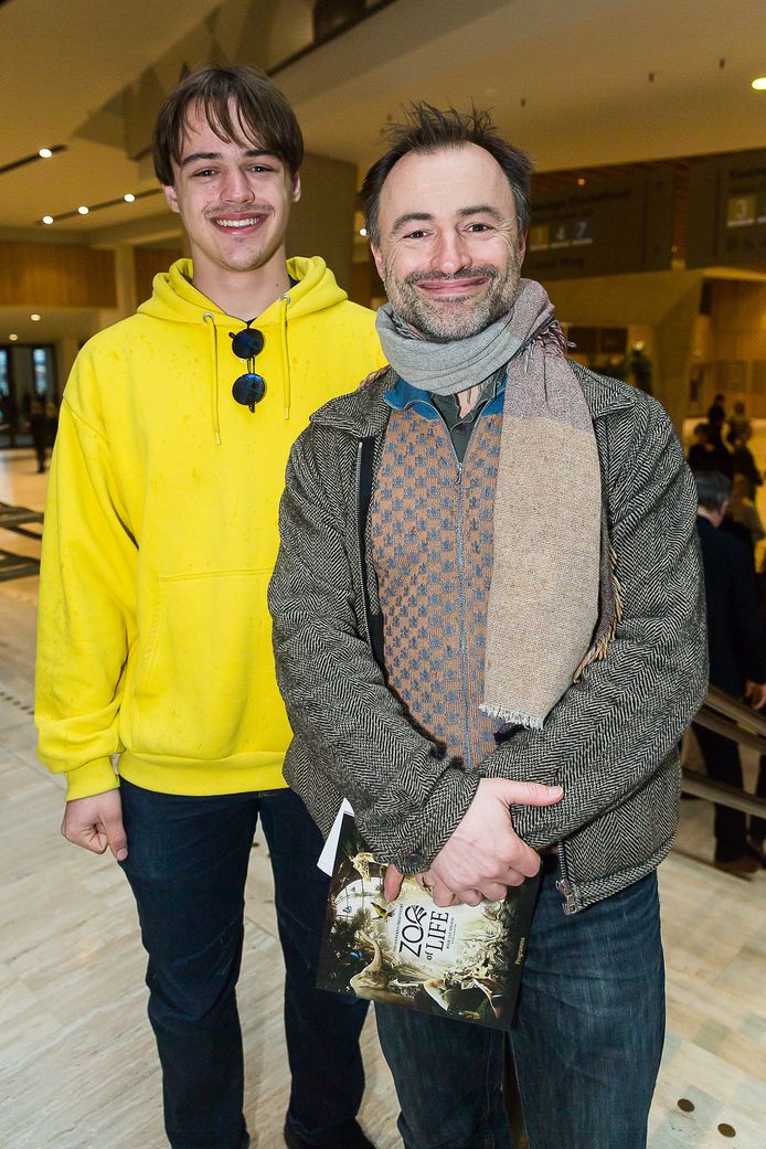 Uitzonderlijk: Bart De Wever poseert met hele gezin op rode loper ...