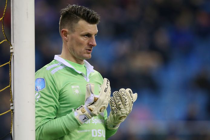 Zwarthoed tekent voor een jaar en is de zevende keeper in het tijdperk ...