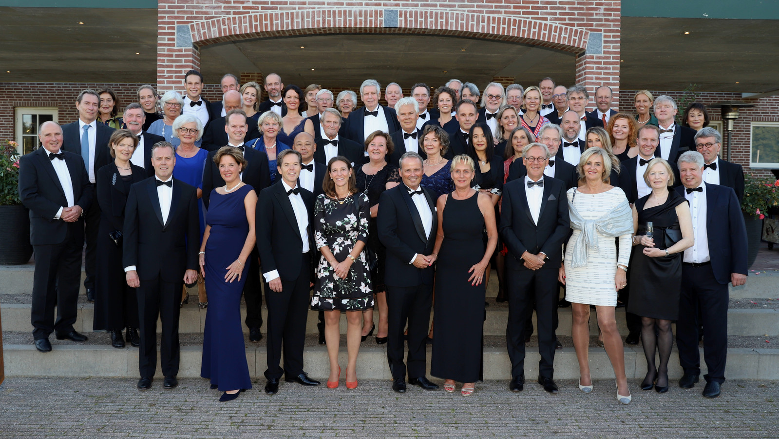 Valkenswaardse Sociëteit Eensgezindheid schenkt aan Leergeld | Foto | AD.nl