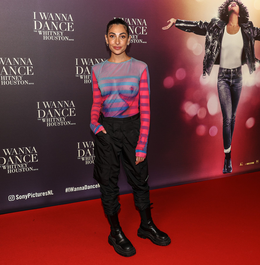 Typisch Anna Nooshin: pumps of sneakers met hoog opgetrokken sokken ...