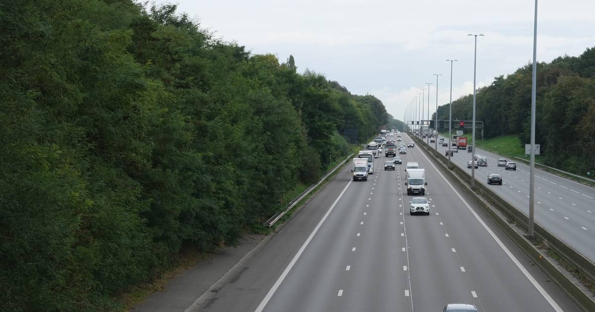 20 minuten file op E40 richting Brussel vanaf Bertem: twee rijstroken ...