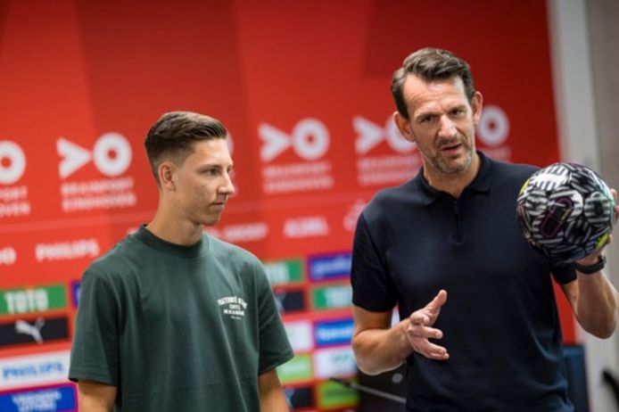 Papa is 36 en heeft bij PSV al meegemaakt wat Jairo (15) nu gaat doen ...