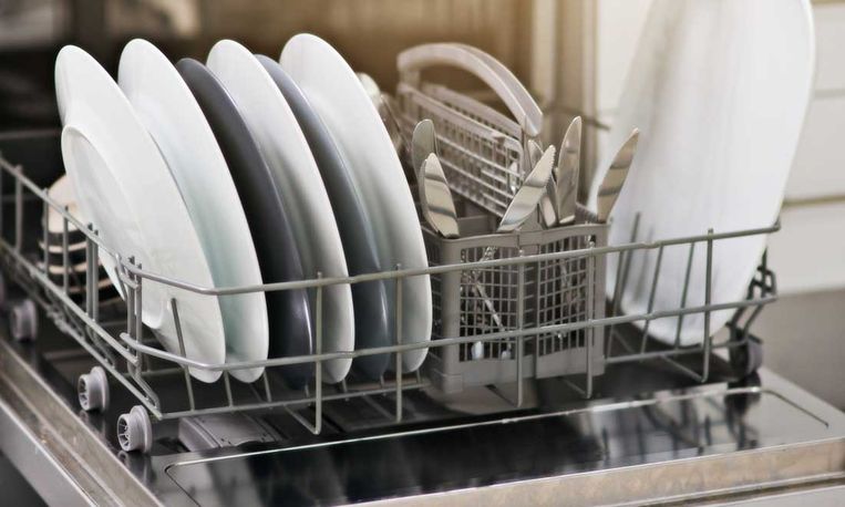 Waarom je de vaatwasser altijd moet laten afkoelen voor het uitruimen
