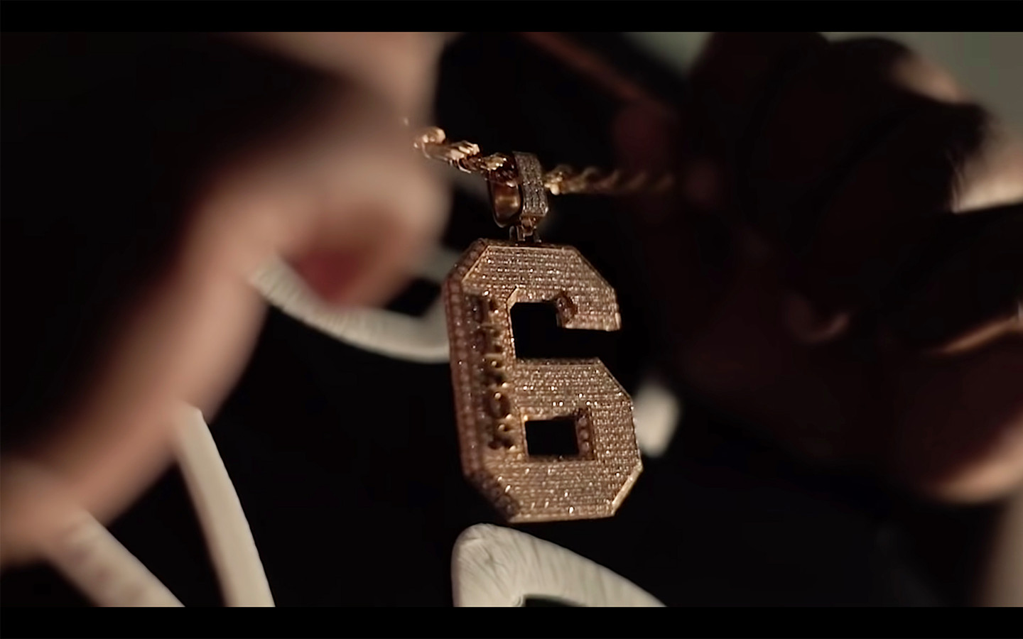 Straatkoning Joey AK houdt Amsterdamse wijk in zijn greep, zelfs met ...