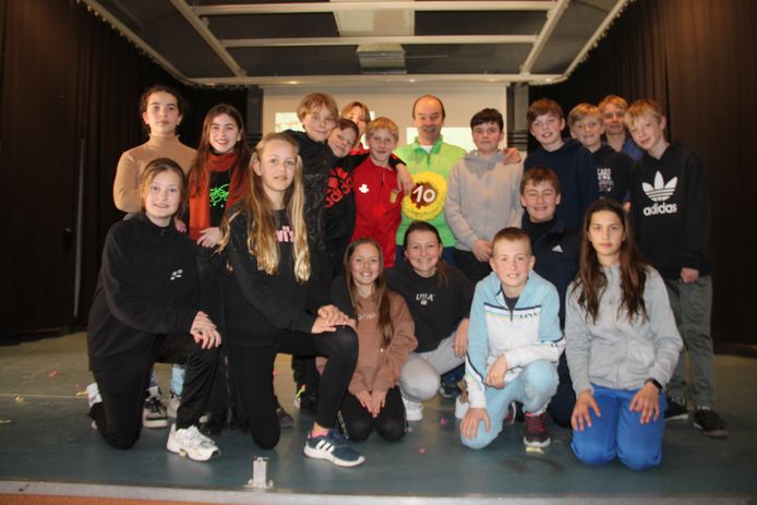 Meester Patrick neemt na carrière van 42 jaar afscheid van Dentergemse ...