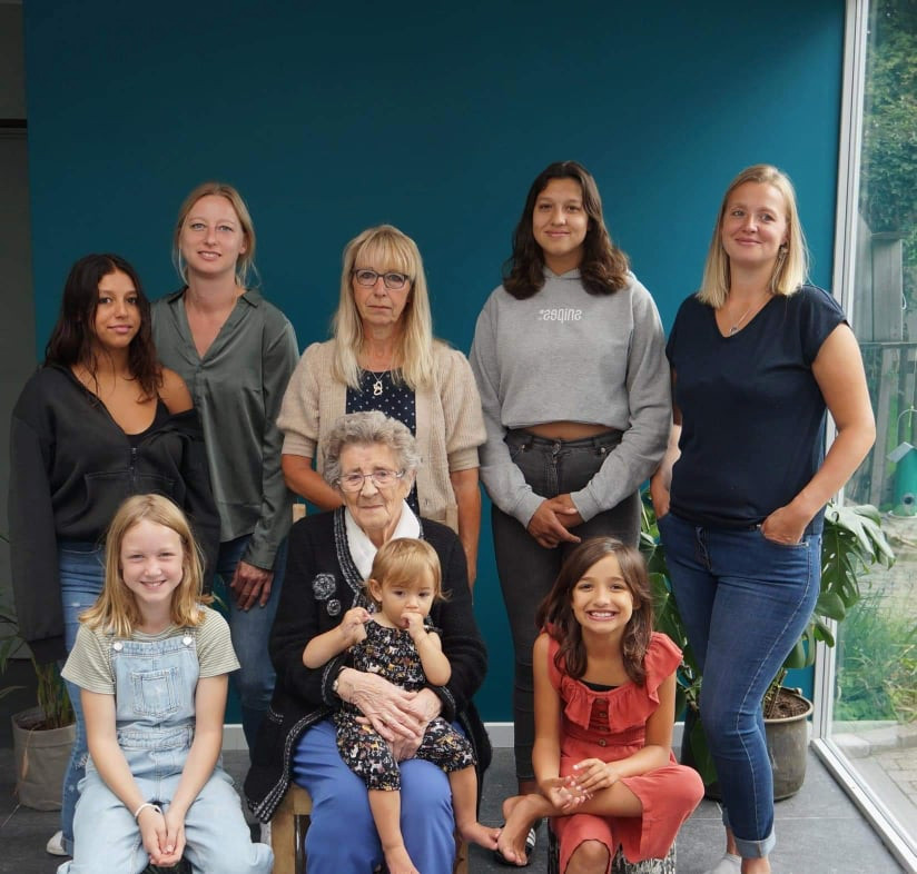 Marie-Louise viert 90ste verjaardag en vijf viergeslachten | Foto | hln.be