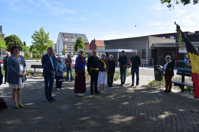 Leden en sympathisanten van de Lintse NSB herdenken einde wereldoorlog ...