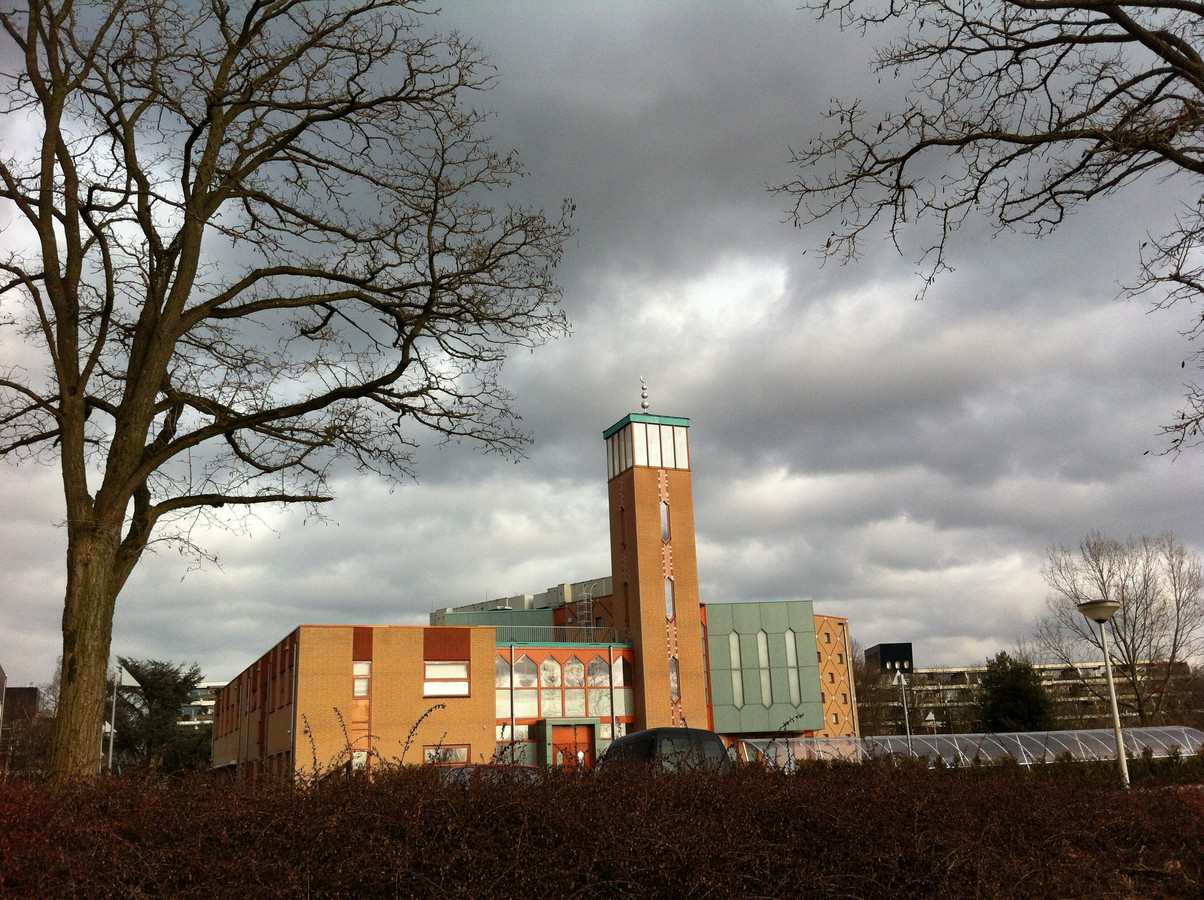 Moskee en kerken collecteren na autobranden in Ede | Foto | gelderlander.nl