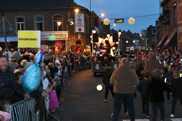 IN BEELD. 41e Sint-Maartensstoet lokt massa mensen: “Heel blij dat we ...