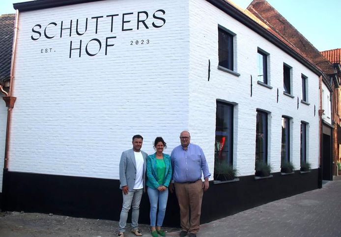 NET OPEN. Frederik, Charlotte en Dries blazen eeuwenoud café nieuw ...