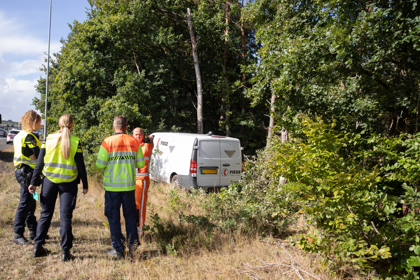 Bestelbusje vliegt uit de bocht op A27 bij knooppunt Eemnes | Foto ...