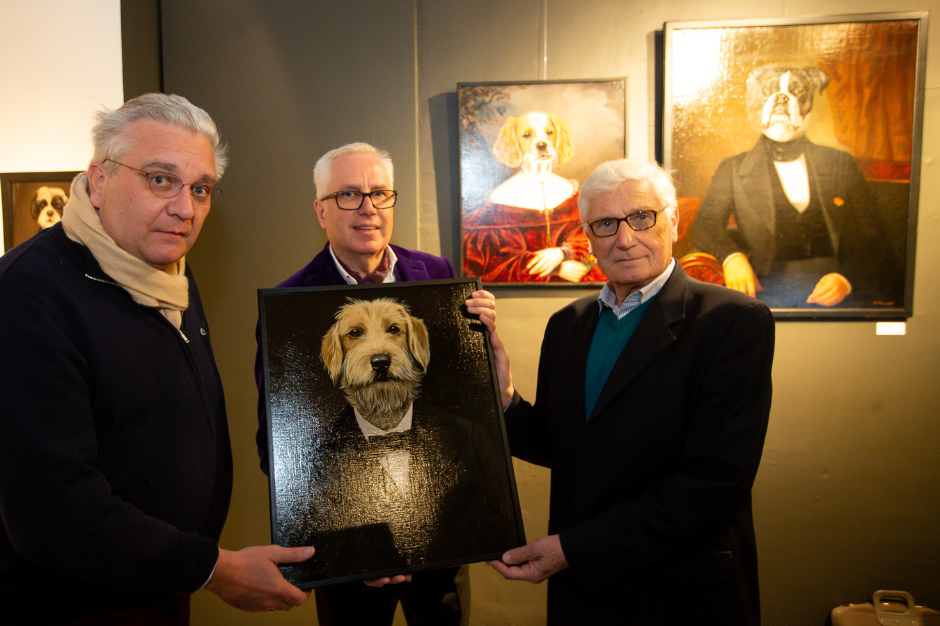 Prins Laurent bezoekt Antwerpse galerij en krijgt hondenportret van ...