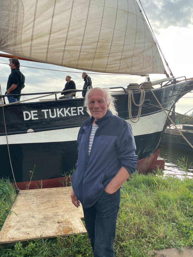 Beroemd zeilschip De Tukker vaart weer en vervoert voortaan vracht, en ...