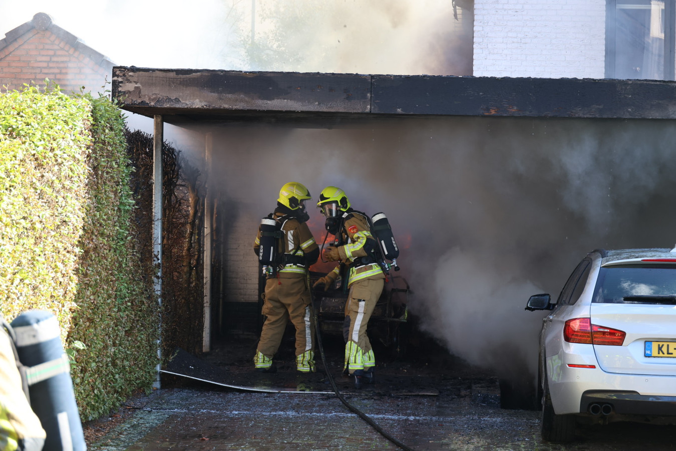 Twee dure oldtimers gaan verloren bij brand in nét opgeknapt huis: ‘Al ... Twee dure oldtimers gaan verloren bij brand in nét opgeknapt huis: ‘Al ...
