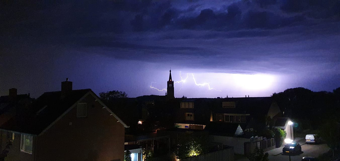 Indrukwekkende beelden: 100 (!) flitsen per minuut en woeste luchten ...