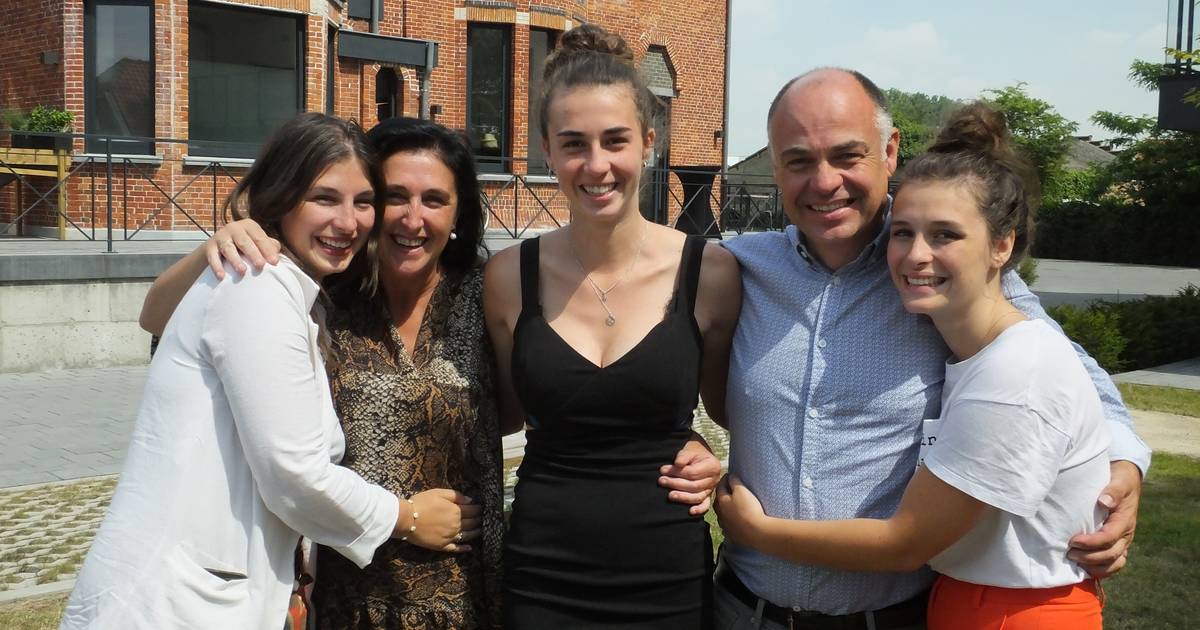 Helena (23) mag twee jaar dansen in prestigieuze watershow in China ...